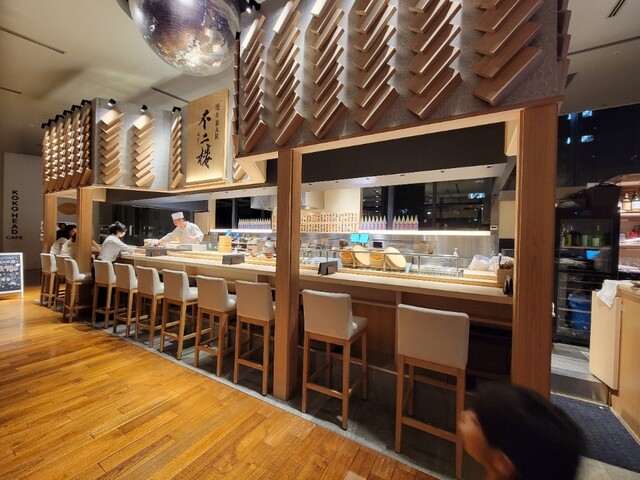 鮨&BAR 不二楼 新丸ビル店 （Sushi & Bar Fujiro） - 大手町/寿司/ネット予約可 | 食べログ