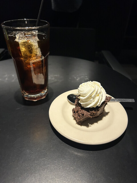 『ネパールのコーヒー豆、濃厚なチョコレートケーク』by カキノキ : NOTE cafe （ノートカフェ） - 渋谷/カフェ [食べログ]