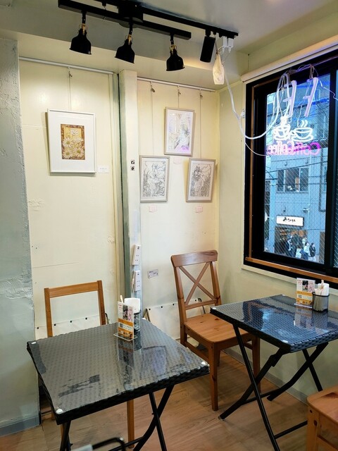 座席 : Art Cafe POLYPUS （アート カフェ ポリプス） - 千駄木/カフェ | 食べログ