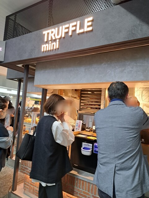 『白トリュフの塩パン以外のパン』by 45891214 : TRUFFLE mini JR横浜駅店 （トリュフ ミニ） - 横浜/パン [食べログ]