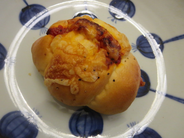 『石窯で焼いたパンとロールケーキのお店』by 太ー坊 : エッセエッセ - 鈴木町/パン [食べログ]