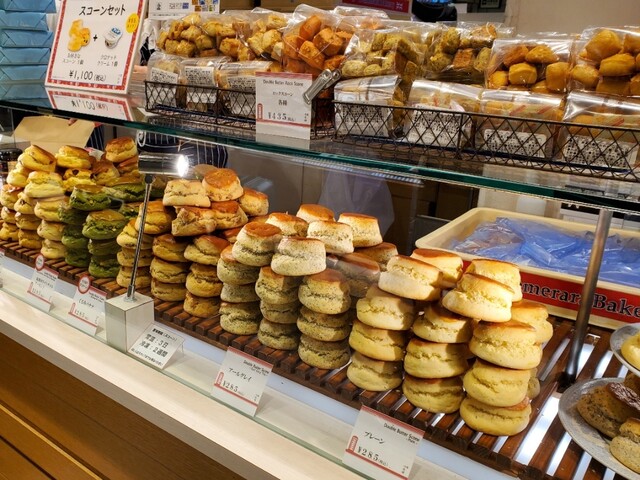 『ボス感ただよう(笑)ボリュームスコーン。』by ちくわっこぱん : デメララ・ベーカリー （Demerara Bakery） - 新宿 ...