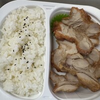 『お手頃ザンギ弁当』by elu-mo : 小樽なると屋 エスコンフィールドHOKKAIDO店 - 北広島/鳥料理 [食べログ]