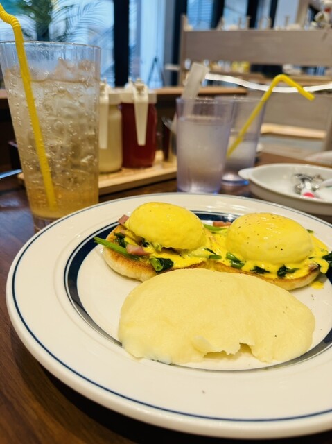 『卵好きにはたまらないエッグベネディクト』by もっさん007 : Eggs'n Things 三井アウトレットパーク滋賀竜王店 （エッグスン シングス） - 近江八幡/ハワイ料理 [食べログ]