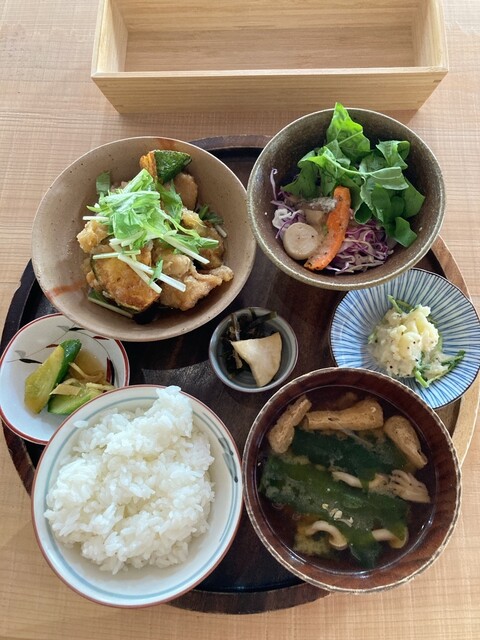 『日替り定食・鶏のみぞれ煮も小鉢もぜーんぶ美味しい！』by kaaanooo : QINOCO RSK （キノコ アールエスケー） - 城下/カフェ [食べログ]