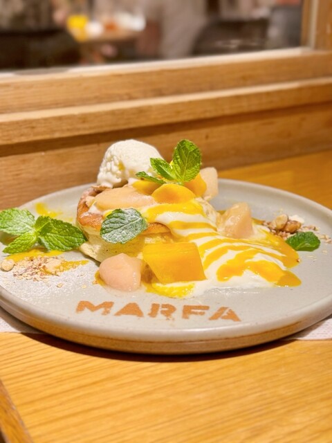 『旬なフルーツ2種を楽しめるパンケーキ』by pancake7109 : MARFA CAFE （マーファ カフェ） - 横浜/カフェ [食べログ]