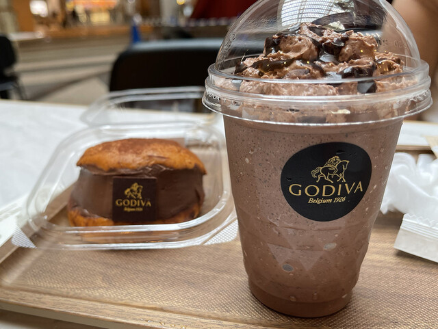『GODIVAマリトッツォダークガナッシュ』by ゆきんこのあしあと : GODIVA cafe Minatomirai （GODIVA café ゴディバカフェ） - みなとみらい/カフェ ...
