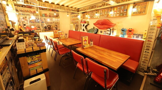 座席 : Cafe Bar Komanechi - 栄町/バー | 食べログ