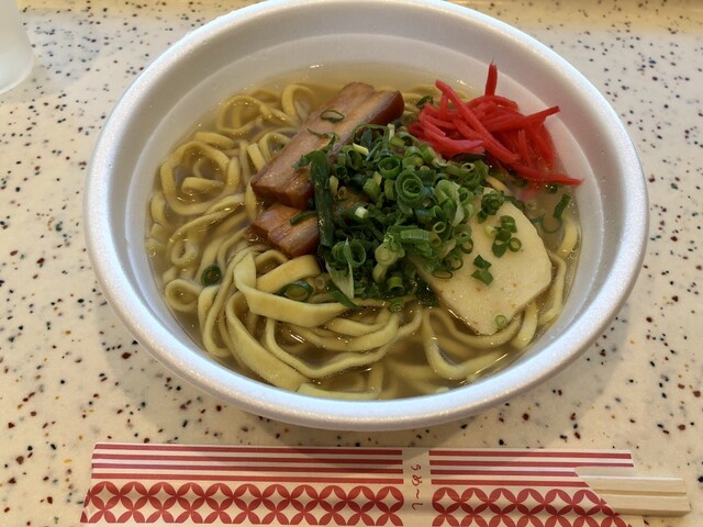 『乗り継ぎ時間に“沖縄そば” ️』by bigstone-319 : スナックコーナー風月 （ゲート内売店） - 那覇空港/レストラン [食べログ]