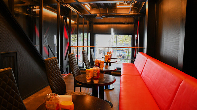 Seats : BURGER'YA Shinjuku Ten （バーガーヤ） - Shinjuku Gyoemmae/Hamburger ...