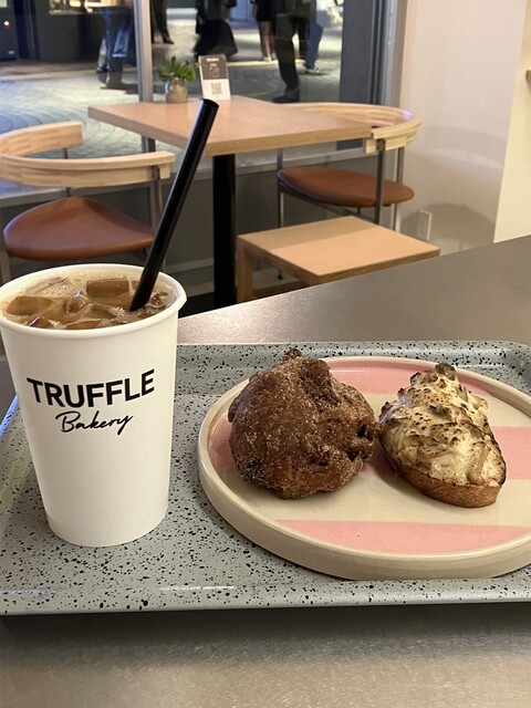 『天神地下街、白トリュフ推しのベーカリーカフェ』by ぱぶりかーしゅちるけ : TruffleBAKERY 天神地下街店 - 天神/パン [食べログ]