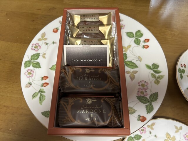 『チョコケーキの中に洋酒漬け栗旨い』by ishiw437 : アンテノール 日本橋三越本店 （ANTENOR） - 三越前/ケーキ [食べログ]