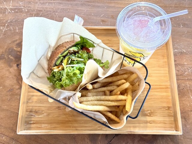 CHERRY BEANS GARDEN 池田の森 （チェリー ビーンズ ガーデン） - 県総合運動場/ハンバーガー | 食べログ