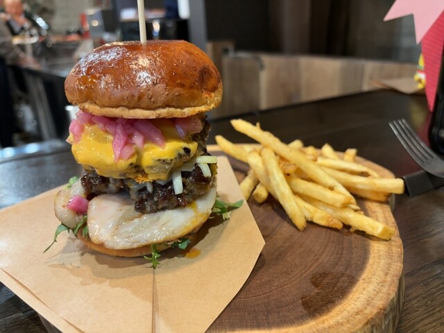 『肉食ってる、という充実感とチーズの美味しいバーガー屋』by Avignon_mats1984 : BOMBER BUGER - 広瀬通 ...