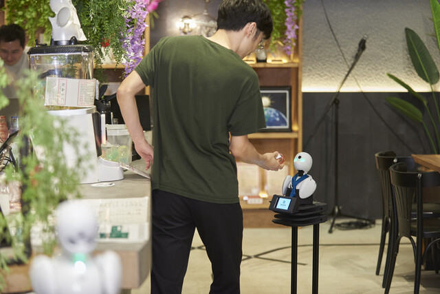 Bunshin Robot Cafe DAWN ver.β - Shin Nihombashi/Cafe | Tabelog