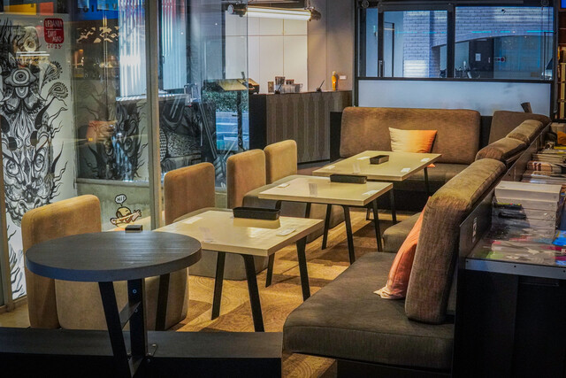 Seats : STAND BnA - Kodemmacho/Restaurants | Tabelog
