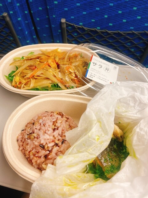 『グランスタ東京限定のサラ弁が最高！』by ことねぐるめ : RF1 グランスタ東京店 （アールエフワン） - 東京/惣菜・デリ [食べログ]