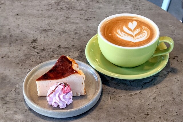 『スタイリッシュな空間で味わう、桜スイーツ。居心地が良くてのんびり出来るカフェ』by かなきち君★ : 244.coffee （にーよんよんどっとこーひー） - 日野/カフェ [食べログ]