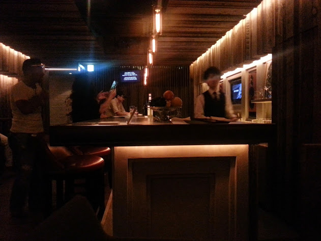 内観写真 : バー・バックヤード （Bar BACKYARD） - 表参道/バー | 食べログ