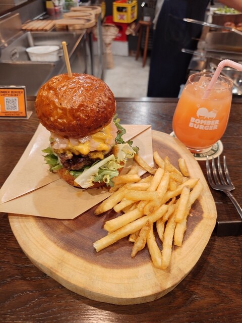BOMBER BURGER （ボンバー バーガー） - 広瀬通/ハンバーガー | 食べログ