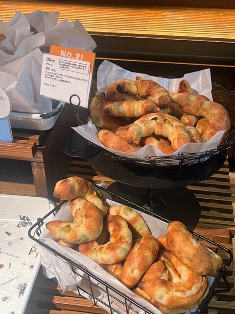 『燻し香る パンの重みに 心弾むオリーブ跳ねて 宵を満たせり』by 百薬の館 : breadworks 表参道 - 表参道/パン [食べログ]