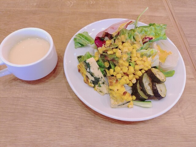 『サラダバー美味しい』by okapyon : イタリアンレストラン＆カフェ KAMAMARU （カママル） - 大塚駅前/イタリアン [食べログ]