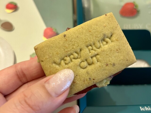 並ばなくても買えるのもあるけど //』by おさんぽまゆゆ : Very Ruby Cut （ベリー ルビー カット） - 品川/洋菓子 [食べログ]