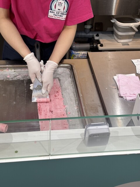 ROLL ICE CREAM FACTORY 池袋東口店 （ロール アイス クリーム ファクトリー） - 池袋/ジェラート・アイスクリーム ...
