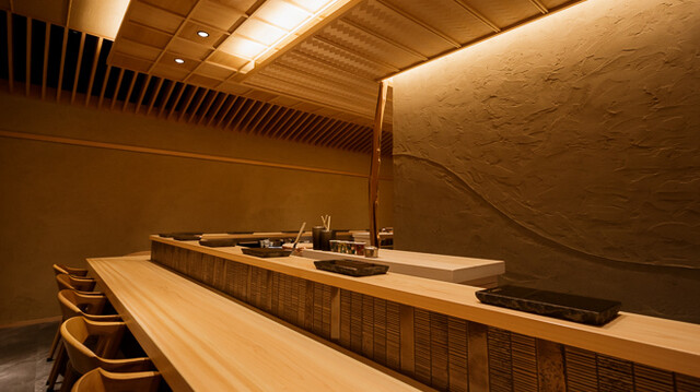 Seating : Sushi Amato Urananba - Kintetsu Nippombashi/Sushi | Tabelog