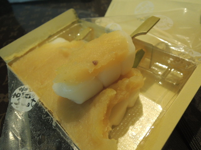 『日持ち1日の黒胡麻ぎっしり団子！』by うまのあ : ふるや古賀音庵 ecute品川店 （ふるやこがねあん） - 品川/和菓子 [食べログ]