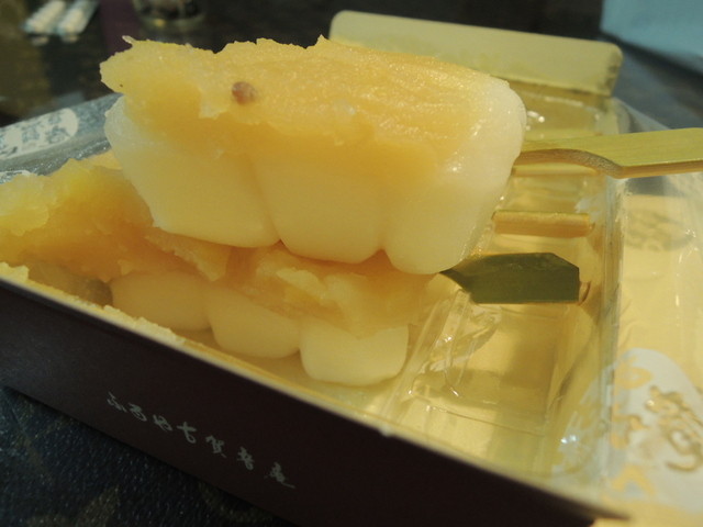 『日持ち1日の黒胡麻ぎっしり団子！』by うまのあ : ふるや古賀音庵 ecute品川店 （ふるやこがねあん） - 品川/和菓子 [食べログ]