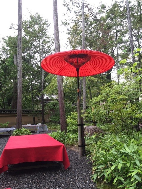 『新緑の中に赤い傘を広げ、ひと時の安らぎを与えてくれる茶屋』by 風の宴 : 金閣寺不動釜茶所 - 北野白梅町/甘味処 [食べログ]