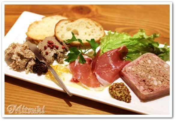 『石窯で焼いたピザがオススメ』by みちゅっきー : 窯MARU - 日暮里/ピザ [食べログ]