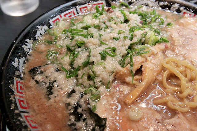 『超どろどろ豚骨の頂点・無鉄砲、東京見参っ!!ひれ伏すみうたんパパ!!』by みうたんパパ : 無鉄砲 東京中野店 - 沼袋/ラーメン [食べログ]