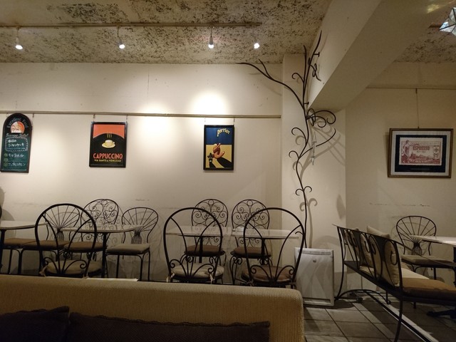 内観写真 : cafe moni. 本町店 （カフェ モニ） - 岡山駅前/カフェ | 食べログ