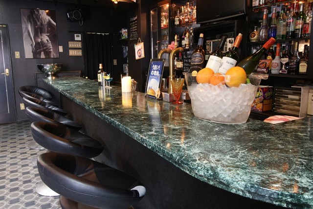 座席 : Dining Bar Hellos （【旧店名】What's!! ） - 尼崎（阪神）/ダイニングバー | 食べログ