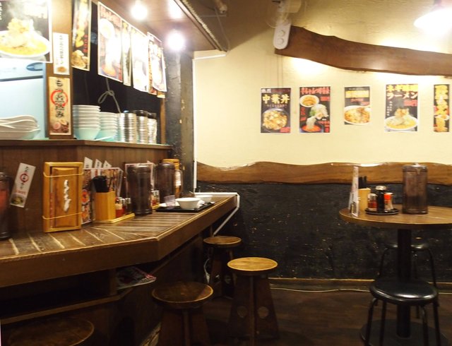 内観写真 : 麺飯食堂 八右衛門 （メンハンショクドウハチエモン） - 田端/ラーメン | 食べログ