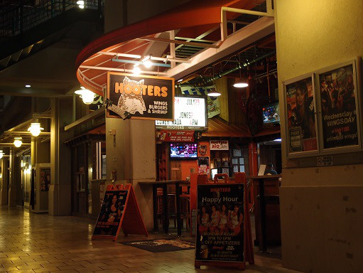 Hooters of Honolulu (フーターズ) - ダウンタウン / チャイナ Hooters of Honolulu (フーターズ) - ダウンタウン / チャイナ