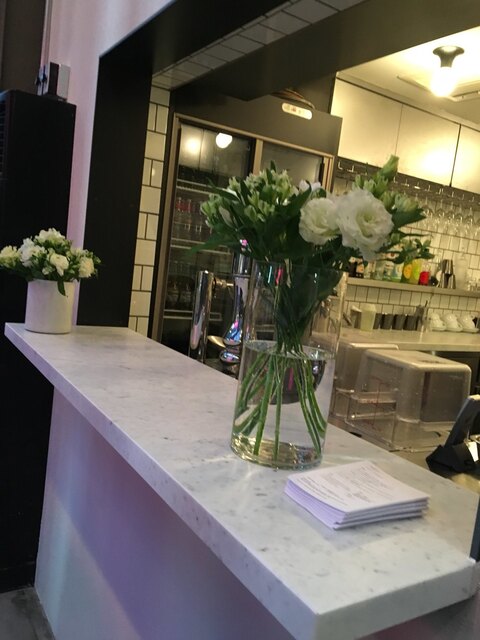 内観写真 : パリヤ 青山店 （PARIYA） - 表参道/惣菜・デリ | 食べログ