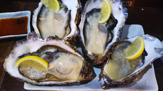 『生牡蠣が食べられる青森の居酒屋さん』by sancon_sancon : 新橋四丁目酒場 わっつり - 新橋/海鮮 [食べログ]