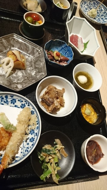 写真 : 御食事処 ライブ割烹 万蓮 - ポートターミナル/バイキング [食べログ]