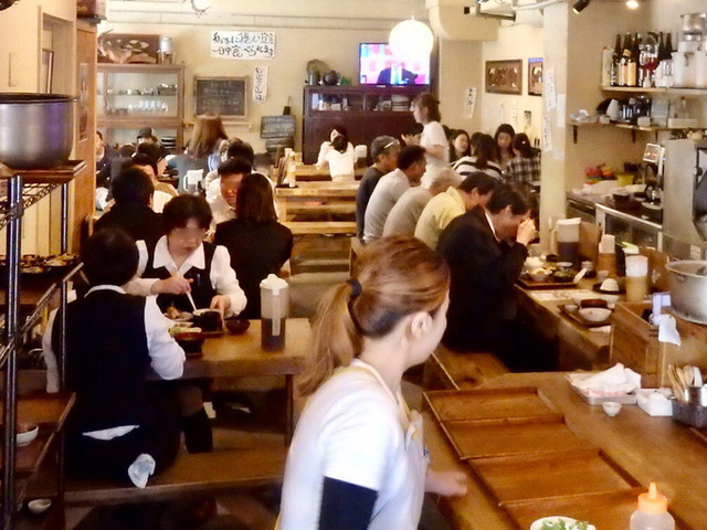 内観写真 : 八百屋とごはん うらや 西本町店 - 阿波座/食堂 | 食べログ