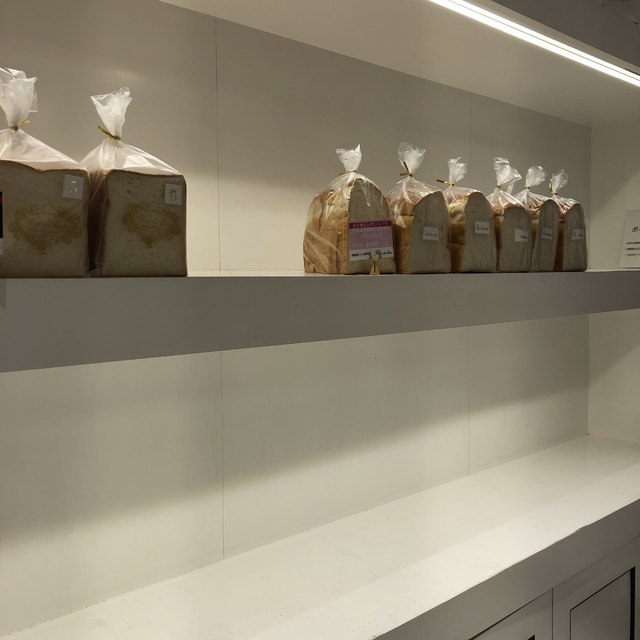 『そのまま二斤を5分で完食できるほどの食パンらしいが・・・』by skyscraper : 【閉店】フルール ドゥ リュクス 上前津店 ...