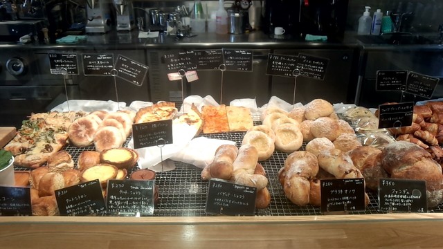 『イートインの場合、フードコートのテーブル席利用になりました・・。』by ブルーブルー34 : DAPAS （ダパス） - 旭川/パン [食べログ]