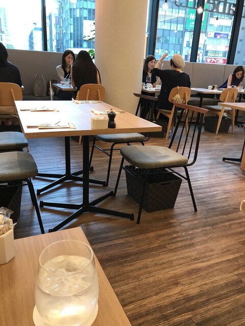 内観写真 : サラベス 東京店 - 東京/カフェ | 食べログ