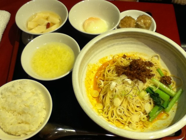 『サブナードで担々麺』by BLANY : 新宿 秀山 （シュウザン） - 新宿西口/担々麺 [食べログ]